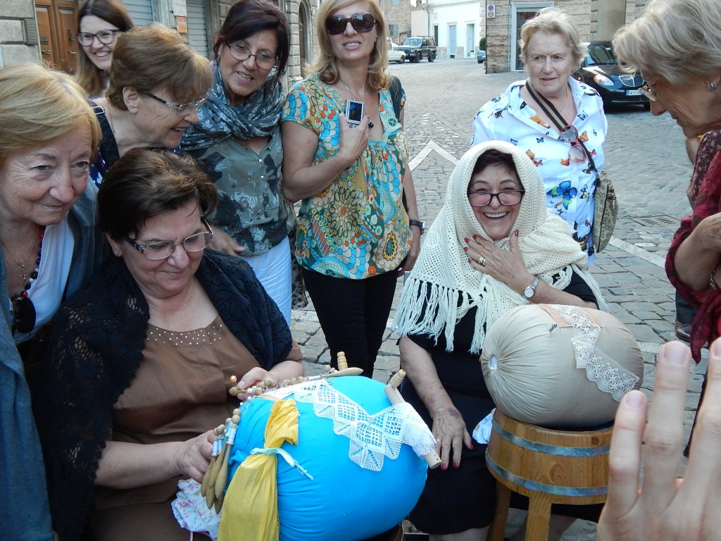 Visita alle donne del Tombolo di Offida - Anni d'argento